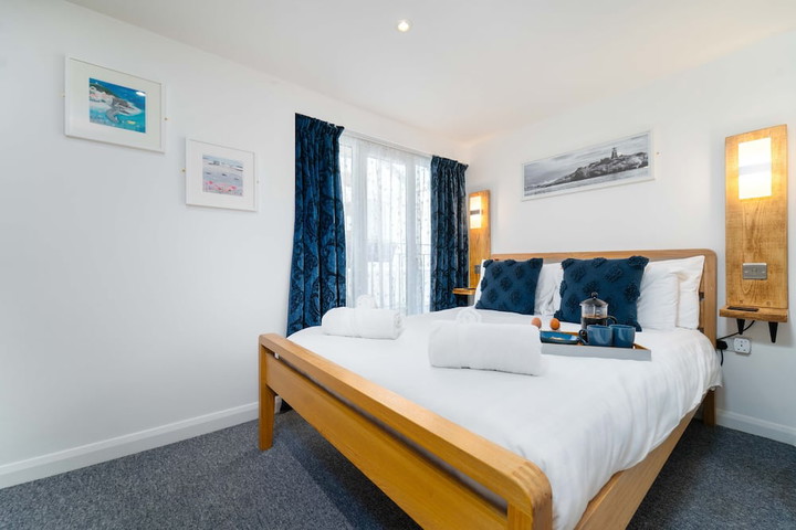 Little Waves, St Ives  Sleeps 2  Courtyard - Garage Parking - St Ives