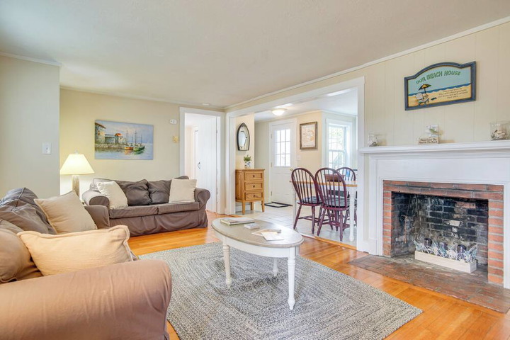 Walk To Beaches & Dining: Classic Cape Cod Cottage - Cape Cod, MA