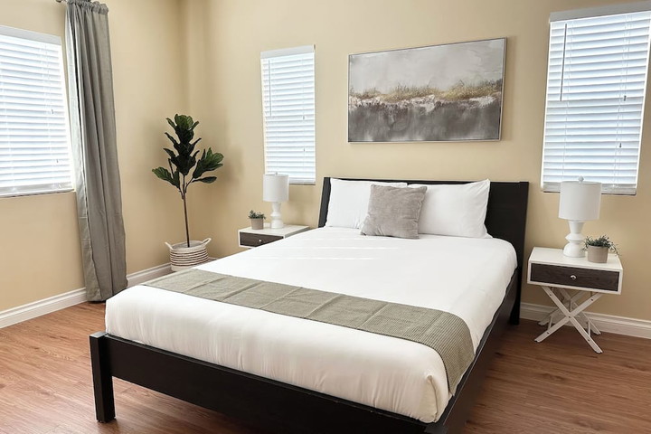 Disneyland Getaway Tri-level Gated Townhome - Placentia