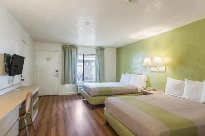 2 Queen Beds|ns| Balcony - Hemet, CA