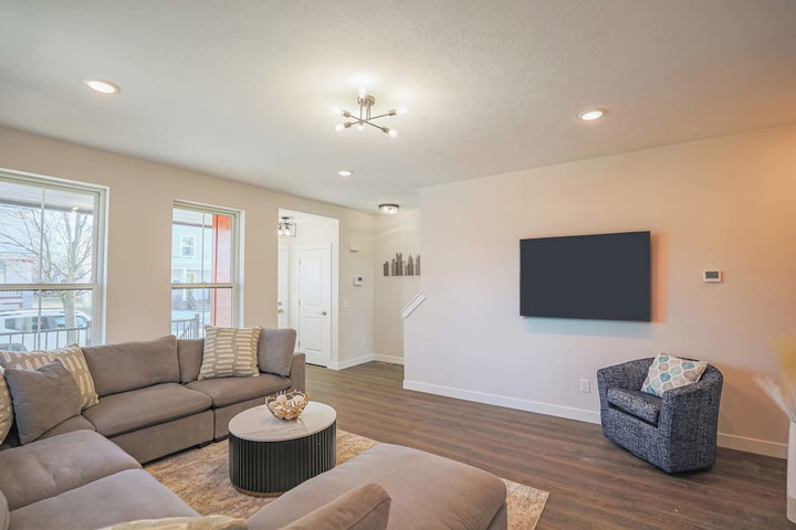 Spacious 4 Br, 3ba Home Near Case Western, University Circle & Cleveland Clinic - Cleveland Heights, OH