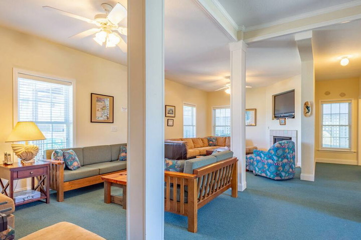 Oceanfront Condo With Private Balcony, Hot Tub, Outdoor Pool, & Pool Table - Frisco, NC