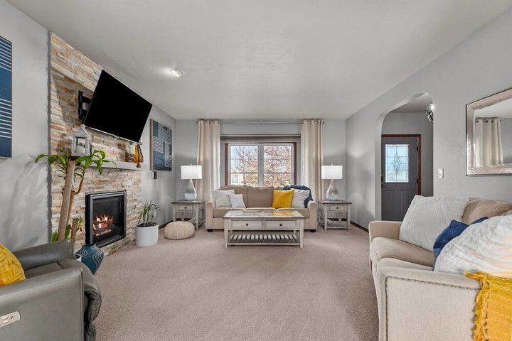 Sunny Days Await | Seasonal Pool & Hot Tub Retreat - Appleton, WI