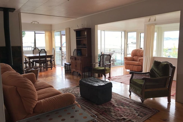 Aotea Retreat. Stunning Harbourside Beach Front. - Raglan