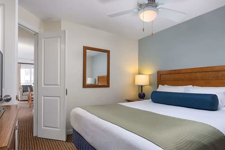 Beachfront Oceanview 2 Bedroom Deluxe. Everything You Need Is Walking Distance. - Oceanside, CA