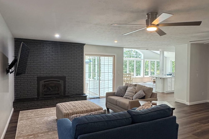 Large Home With Hot Tub In Serene Wooded Setting - Erie, PA