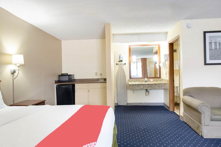 Deluxe King Bed | Tulsa - Owasso, OK