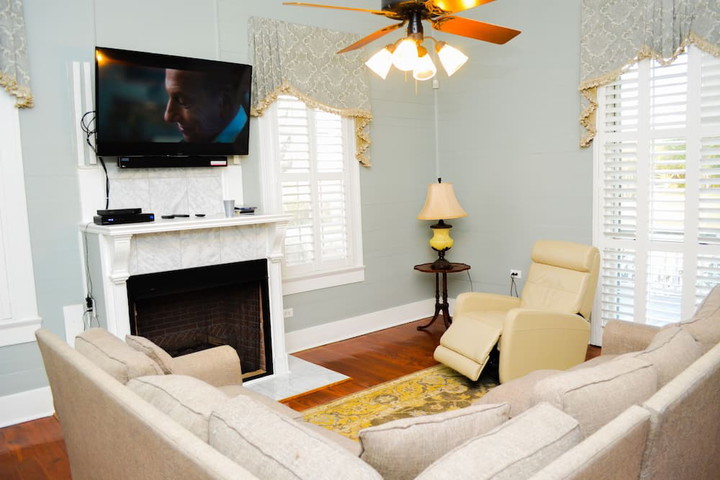 Vintage Period Home With Old Fashion Architectural Charm - Baton Rouge, LA