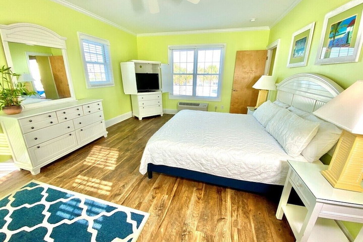 Pet-friendly, 3 Blocks To Beach, Pool, #121 - Morehead City, NC