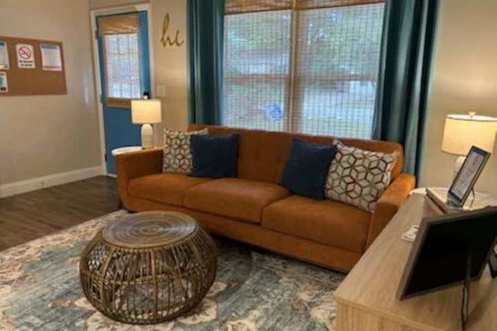 The Coastal Haven / King Bed / Wifi / Near Shopping & Dining - Charleston, SC