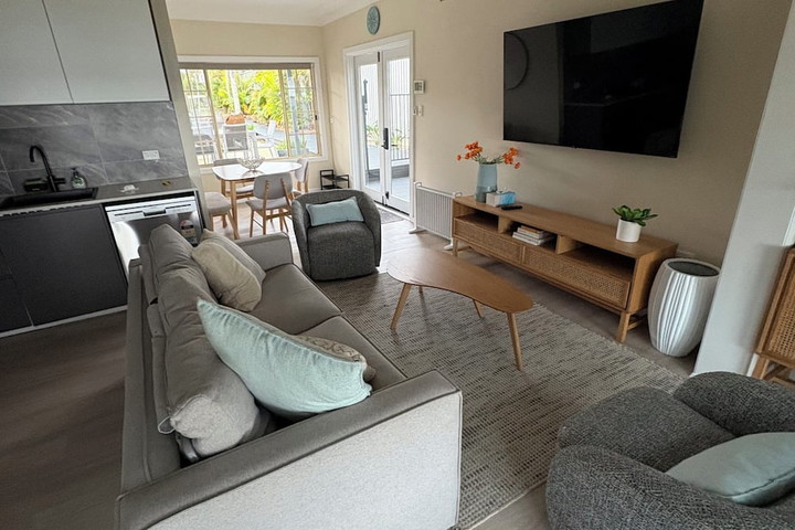 Waterfront Oasis Lakefront Villa - Newcastle