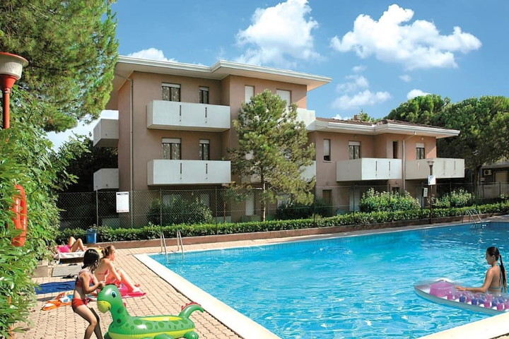 Spacious Apartment With Shared Outdoor Pool - Lignano Sabbiadoro