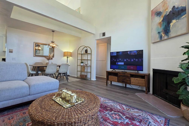 Stylish 2 Bedroom + Loft With Rooftop Patio And Views Near Beverly Hills - Beverly Hills, CA