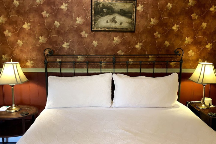 1830s Historic Inn Ithaca Ny, Room 8 - Finger Lakes, NY