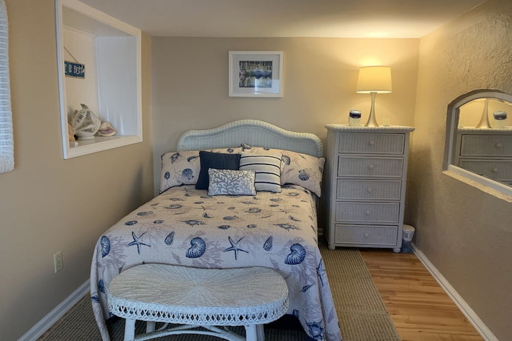 Cozy Condo. 3 Br, 2 Ba. Close To Beach And Shopping. Reserved Parking Spot. - Cape May, NJ