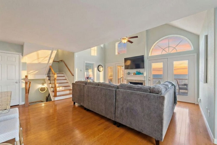 Spacious Bayfront Home W/ Gorgeous Views And Deck - Kemah, TX