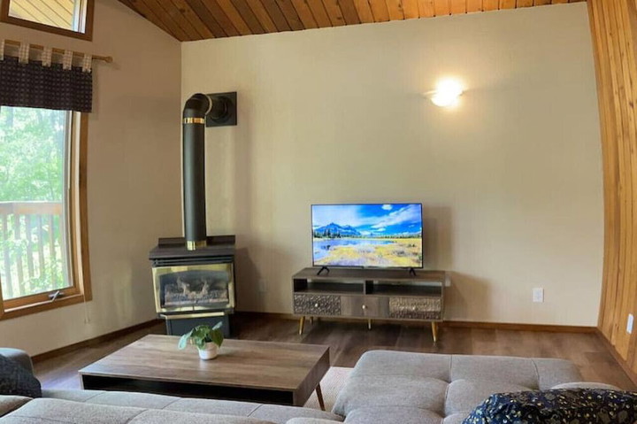 Crowsnest River Chalet - Wolfs Den - Blairmore
