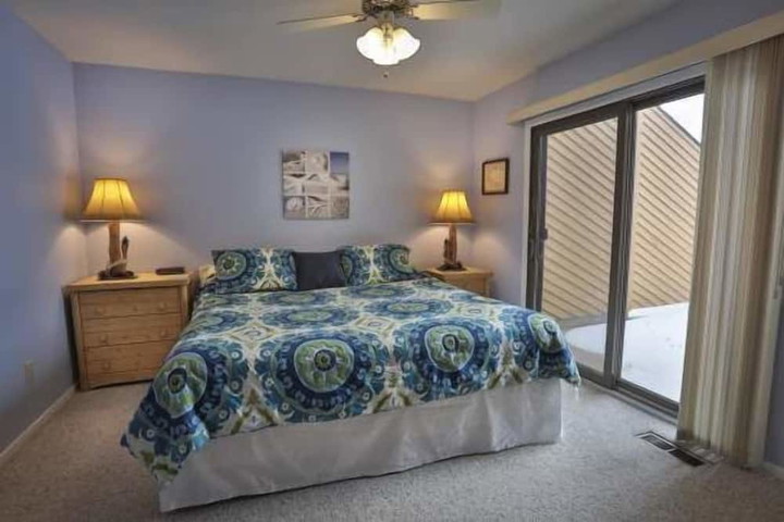One Bedroom, Spacious Trout Creek Condo #55. On-site Amenities. Close To Nubs Nob With Free Shuttle - Petoskey, MI