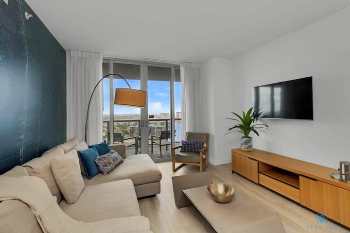 Beautiful 1br Apt W/private Balcony + Pool - Hallandale Beach, FL
