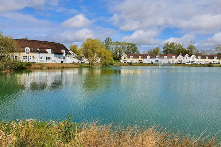 Lake House - Sleeps 7 - Gloucestershire