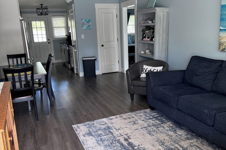 Coastal Breeze- Dwntwn Oki -Beach Walk- Stores -Restaurants -Bars -Ice Cream - Oak Island, NC