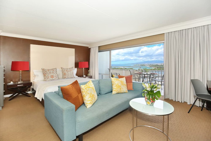 Beautiful Waikiki Ocean/sunset Views! Pool, Full Kitchen, Ac, Free Wi-fi! - Honolulu