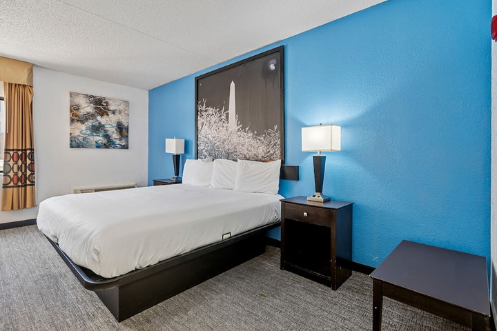 Woodland Inn & Suites Extended Stay - Deluxe 1 King Bed Non Smoking - Wichita, KS