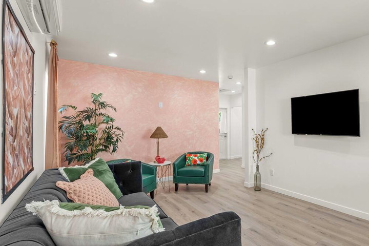 Palm Royale Club! 2 Bed, 2bath With Master Bedroom In The Nicest City Of Downey! - Norwalk, CA