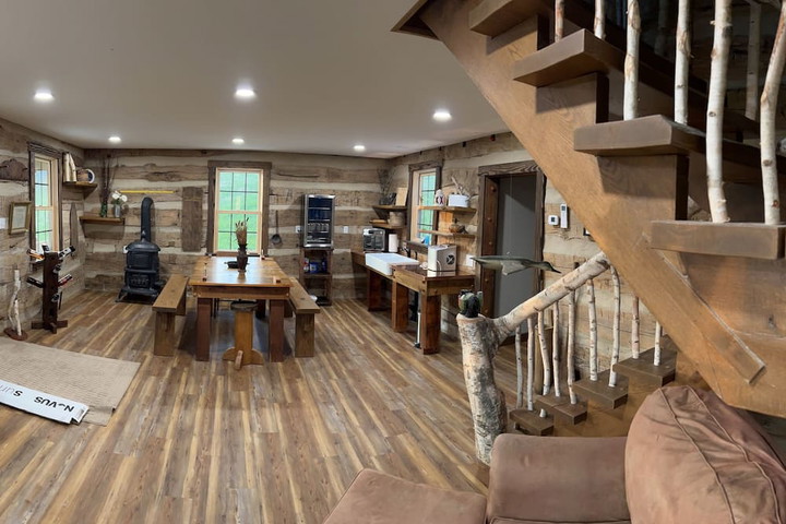 Wooden Head Cabin Early1800's Log Cabin With A View And Modern Amenities - Iowa