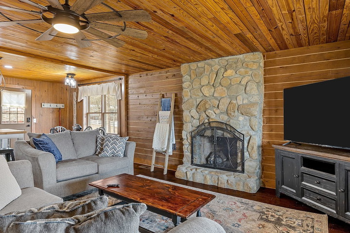 Beautiful Home Located On Lake Greenwood - Greenwood, SC