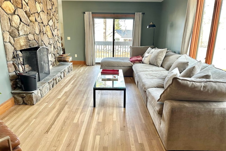 Spacious 6-br Lakehouse Retreat ~ Day Dock  Lake Views  Privatebeach 5min Walk - Alton, NH