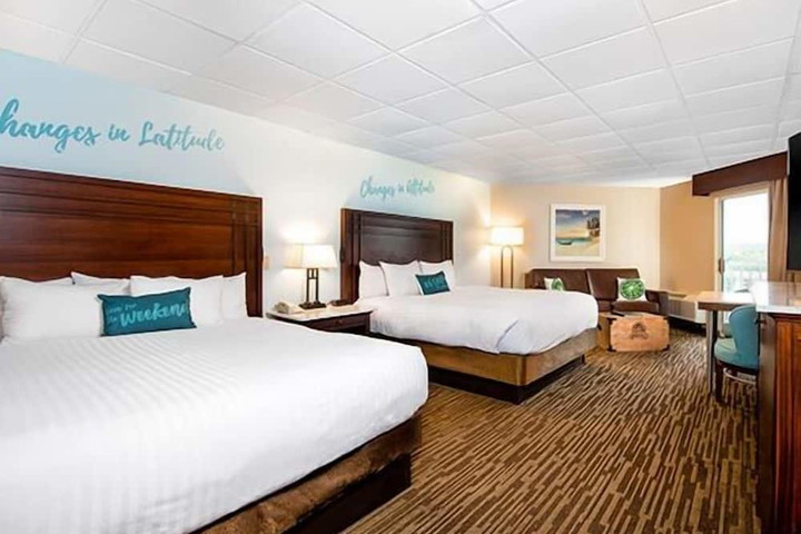 Comfort And Convenience! Free Parking, Pool, Near Main Street Music Hall - Sunrise Beach, MO