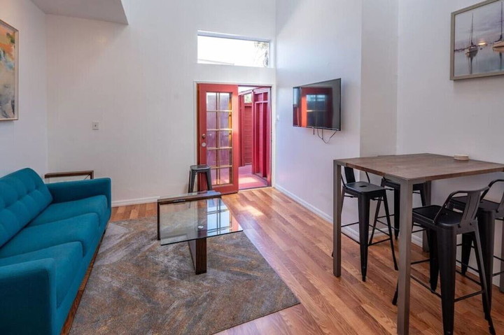 Bright 2 Bed Venice Loft - Santa Monica, CA