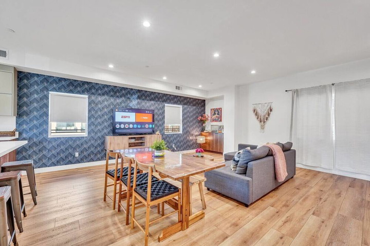 Luxurious Townhome W 3 Master Suites Gated Parking - Beverly Hills, CA