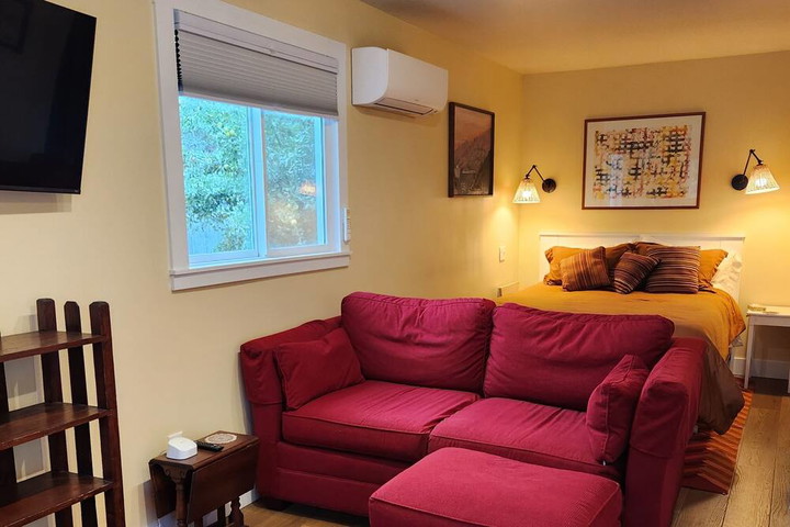 Cozy New Studio In Charming Mount Vernon, Perfect For You And Your Pup - Mount Vernon, WA