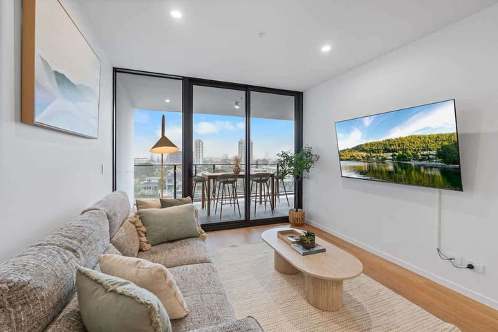 New Pet-friendly Riverview Stay + Parking - Broadbeach