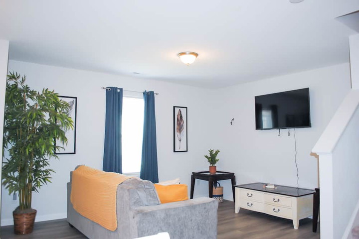 Serene Beautiful Townhouse ~ 5min From Pnc Arena - Raleigh, NC