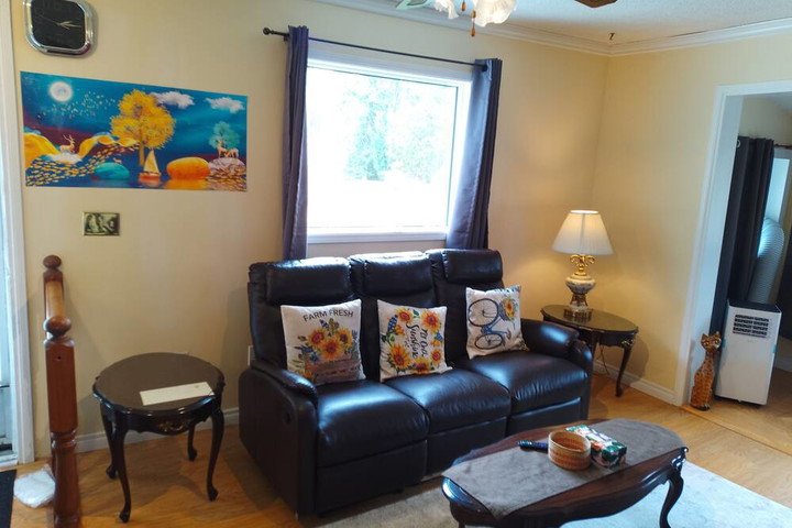 Legal 1 Bedroom Suite In Quiet / Mature Area,close Shopping Plaza And Traffic. - Red Deer