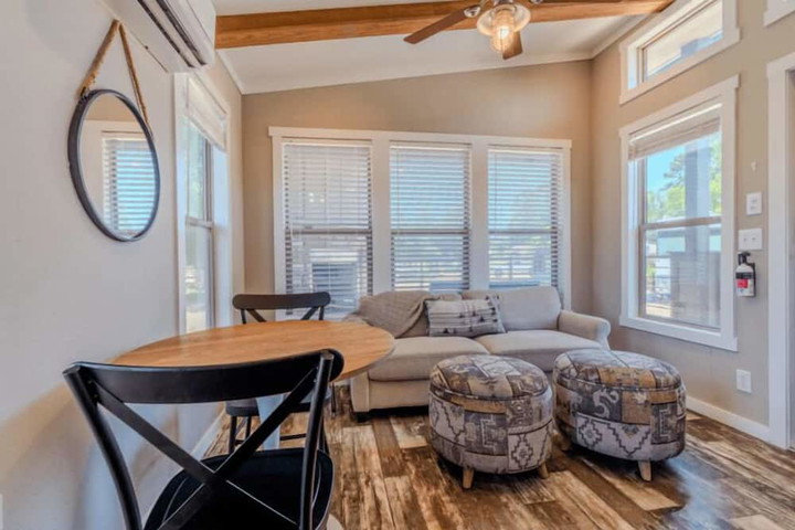 Luxury Vacation Rental For 2 - This 1 Bedroom Cabin Can Comfortably Accommodate Two Occupants. This Cabin Is Equipped With 1 Queen Sized Bed, A Sofa, En Suite Bathroom And Kitchenette. All Cabins Are Fully Furnished With Everything You Need To Enjoy - Spring, TX