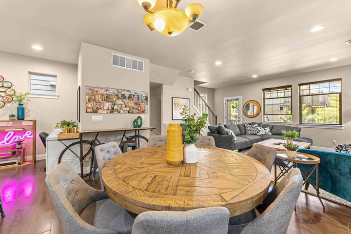 Exceptional Location & Vibes, New Décor, Artwork, & Furnishing, Community Pool, 8 Miles To Portland - Beaverton, OR