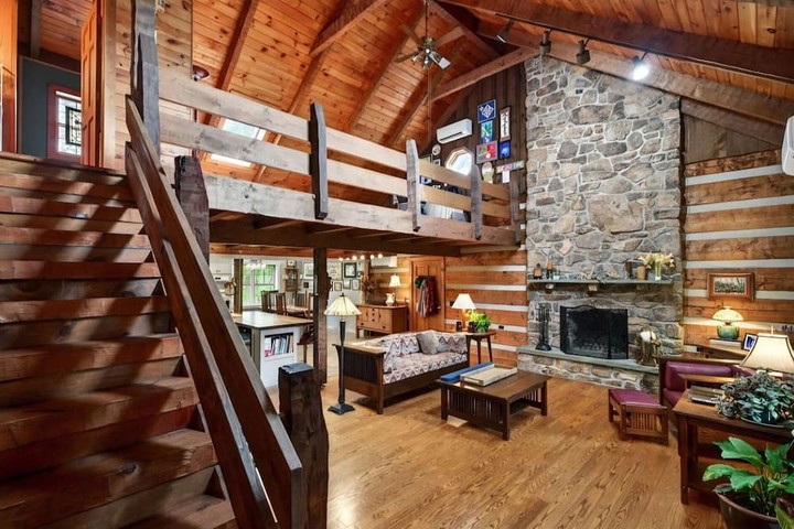 Fabulous 4-bed/bath Log Home W/ Hvac Private Walking Trail& Theater In Lewisburg - Lewisburg, PA