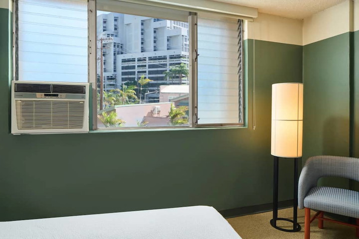 Convenient Stay In Hawaii! 2 Comfortable Units Onsite Pool - Honolulu