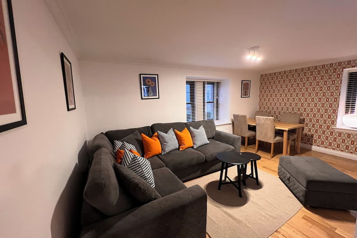 Spacious And Modern 3 Bedroom 1 Bathroom  Apartment Near Art School, City Centre - Glasgow