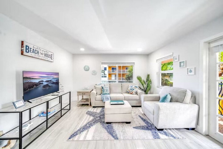 Tropical Paradise + Pool & Patio - Coconut Creek, FL