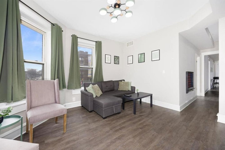 Spacious 3 Bedroom Apartment - 10 Minutes To Downtown - Sleeps Up To 10 - Worth, IL