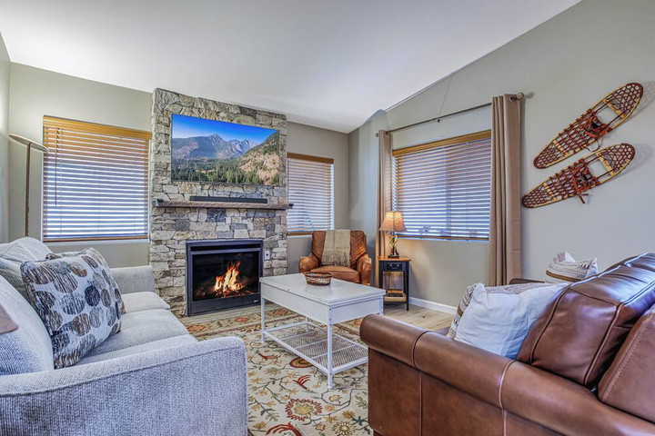 Luxury Condo  King Bed+  Walk To Town + Coaster  Top Floor - Leavenworth, WA