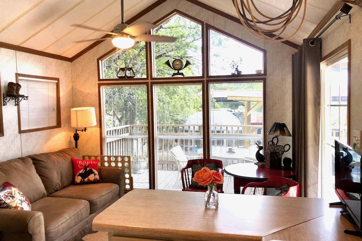 Cowboy Cabin With Lake Access & Views - Perfect For A Weekend Getaway - Spicewood, TX