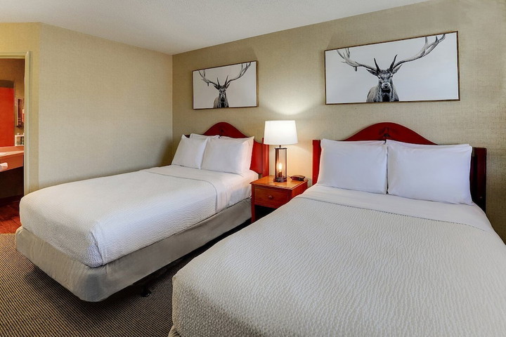 Romantic Galena Retreat: Themed Rooms & Heated Pool | 3 Units - Galena, IL