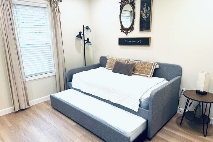 Charming Springfield Stunner: A Relaxing Escape In Peaceful Jerome Village - Springfield, IL