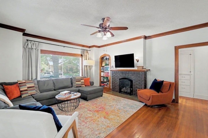 Downtown/college Hill-adjacent! Sleeps 10! Fenced Yard, Outdoor Seating + Dining - Wichita, KS